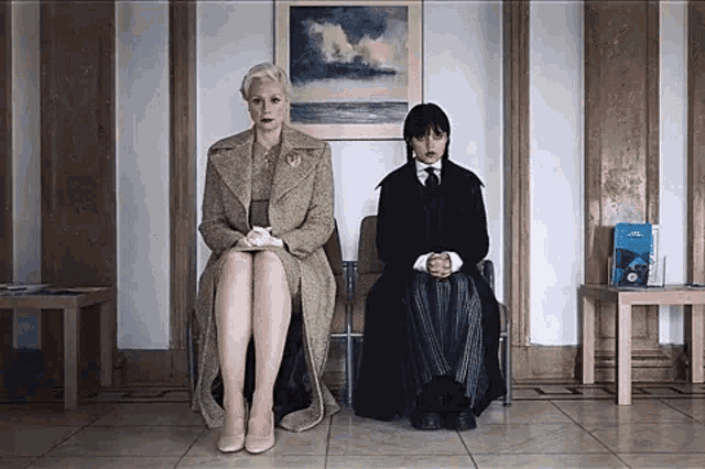 Sitting Larissa Weems Sitting Larissa Weems Wednesday Addams Upptäck Och Dela Far