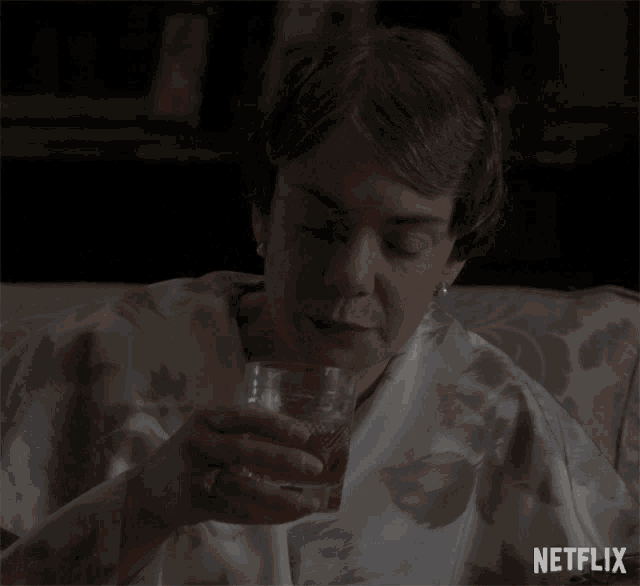 Drinking Olivia Colman Drinking Olivia Colman Queen Elizabeth Ii を見つけて共有する